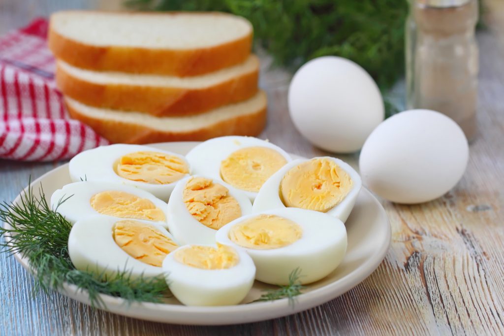 Só a clara? Não! Comer o ovo inteiro é melhor para a saúde – Saúde ...