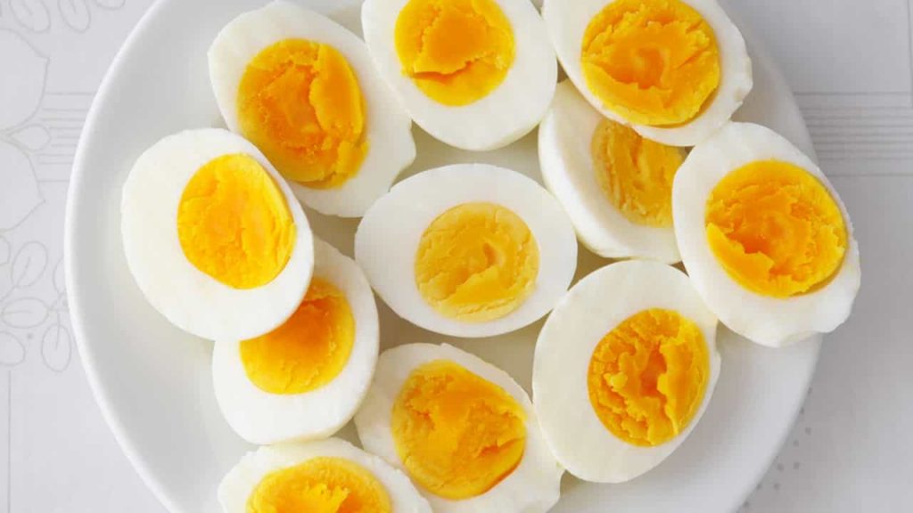 Ovos inteiros ou apenas claras para ganho de massa muscular? – Saúde ...