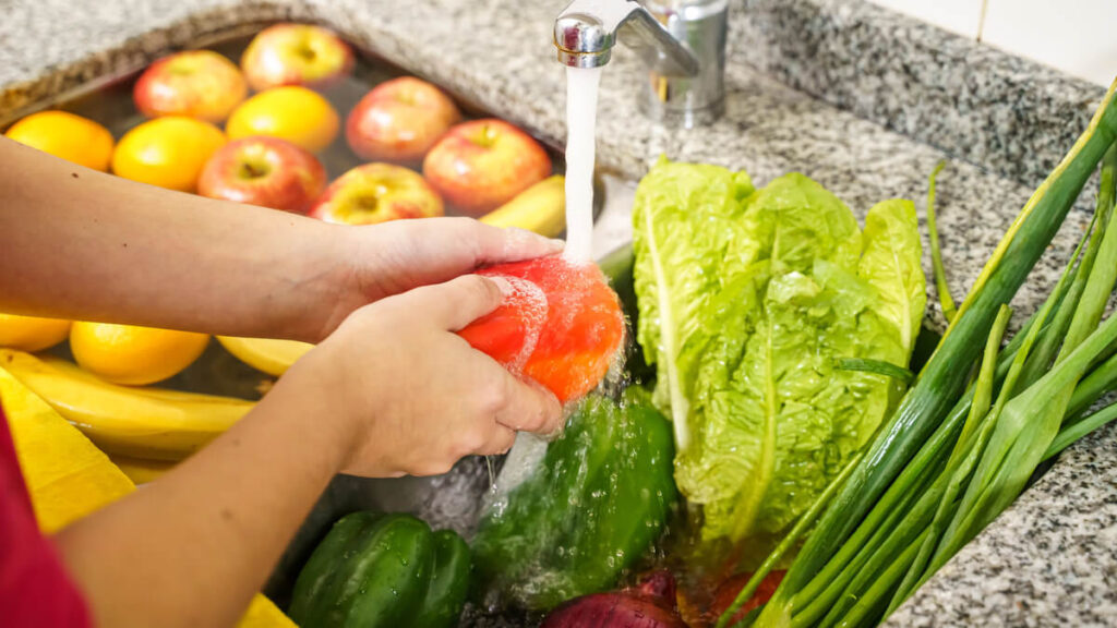Por que você deve lavar frutas e verduras – e a melhor forma de fazer ...